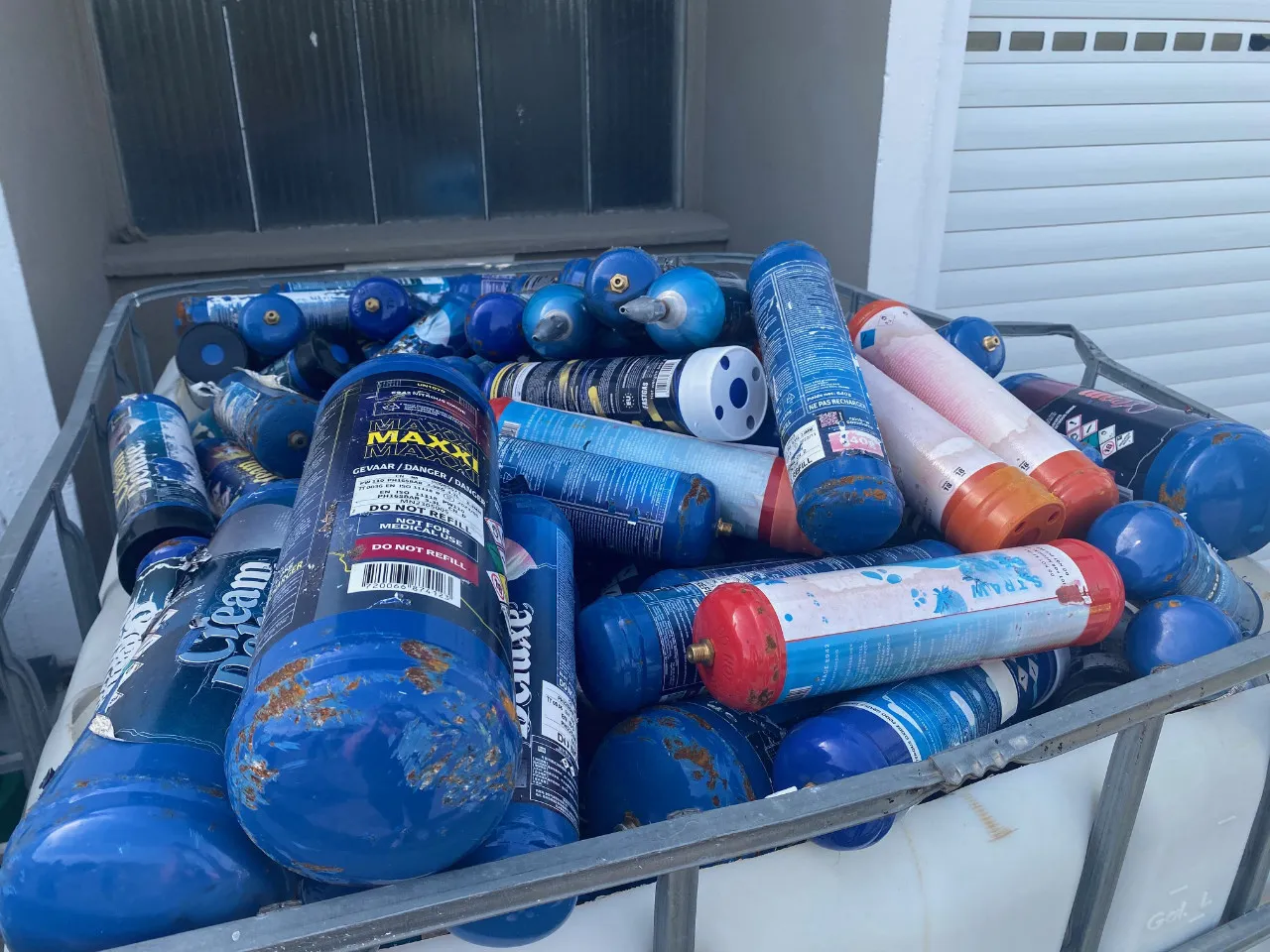 Plus d'une tonne de bonbonnes de protoxyde d'azote ramassée le long de ...