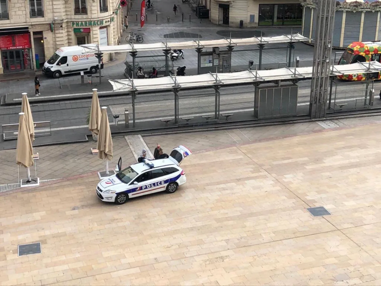 Place de la Comédie : la police contrôle les rares passants | La Gazette