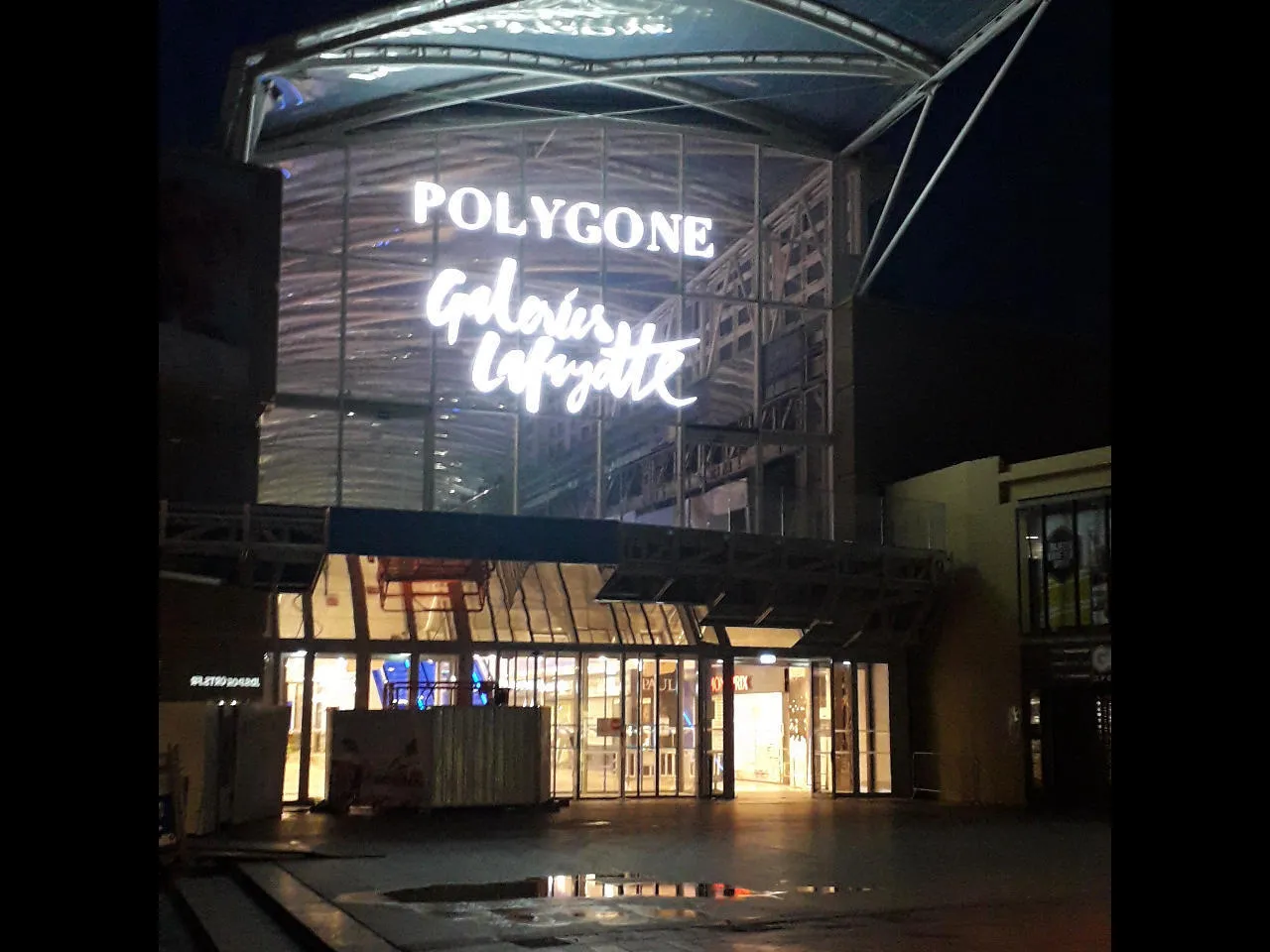 Le Polygone dévoile sa nouvelle enseigne lumineuse | La Gazette