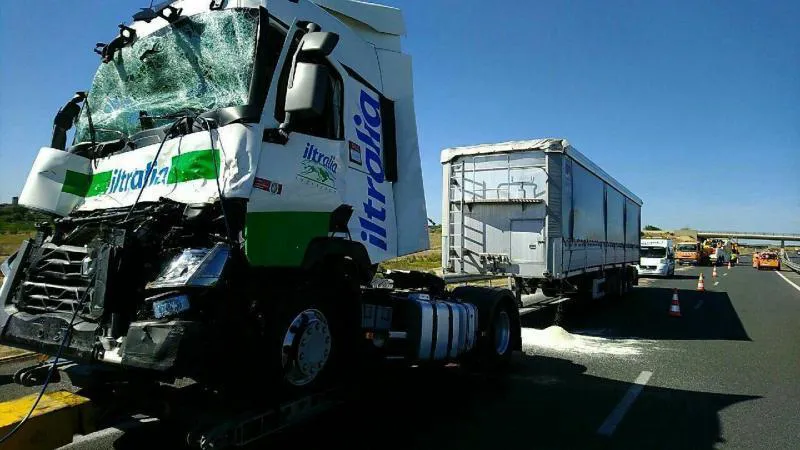 Accident entre deux poids lourds : la circulation coupée sur l ...