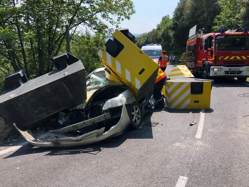 Un camion perd son chargement de blocs de béton : une voiture écrasée, un mort et trois blessés ...