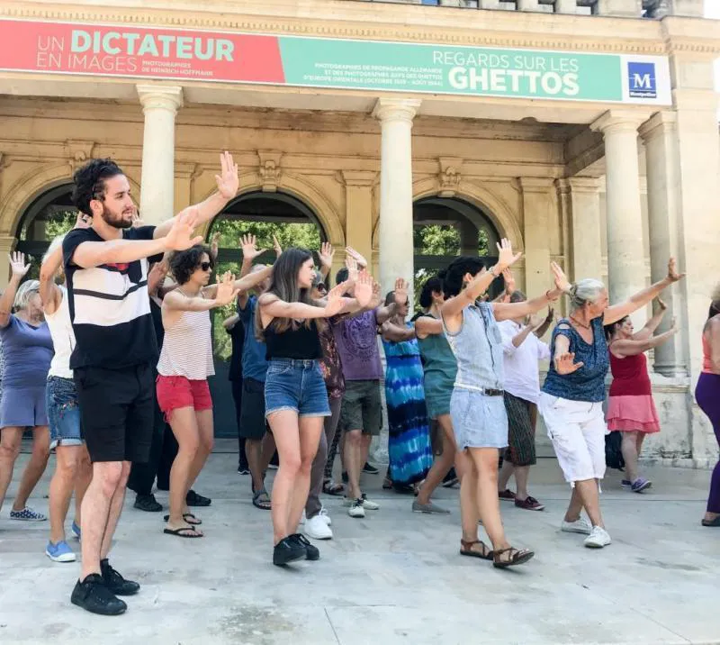 Montpellier Danse : leçon de danse sur le parvis du Pavillon Populaire ...