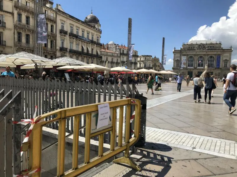 Parking de la Comédie : un SDF tente de se suicider en se taillant les ...