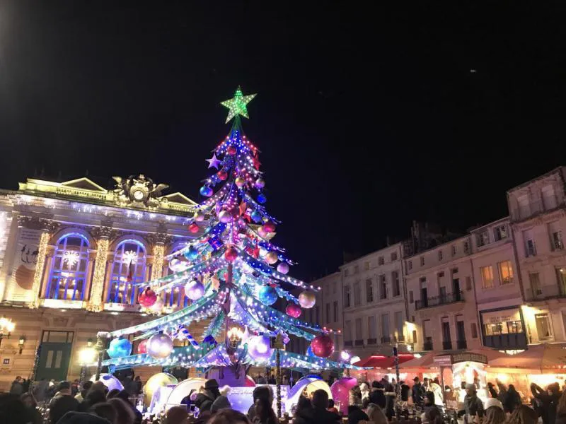 Le "Sapin magique" en fonction sur la place de la Comédie | La Gazette