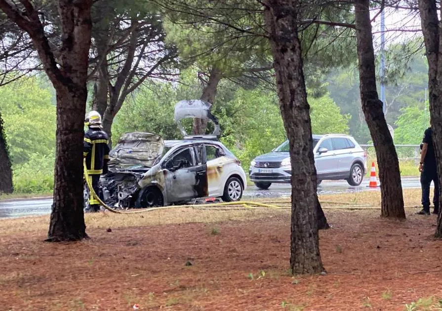 Voiture en feu sur l'avenue Pierre Mendès-France : un embouteillage à l ...