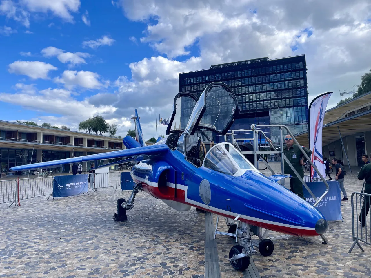 Un Alphajet de la Patrouille de France devant la mairie de Montpellier ... Un Alphajet de la Patrouille de France devant la mairie de Montpellier ...