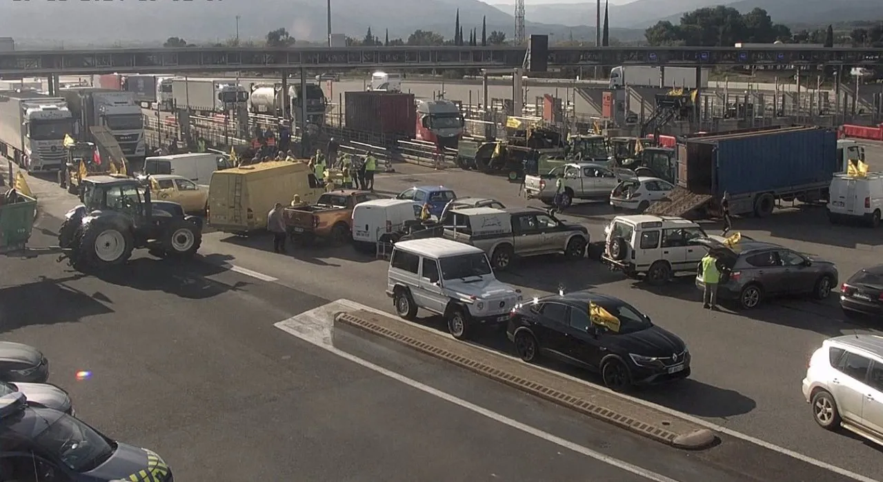 L'autoroute A9 bloquée par des agriculteurs à la frontière | La Gazette