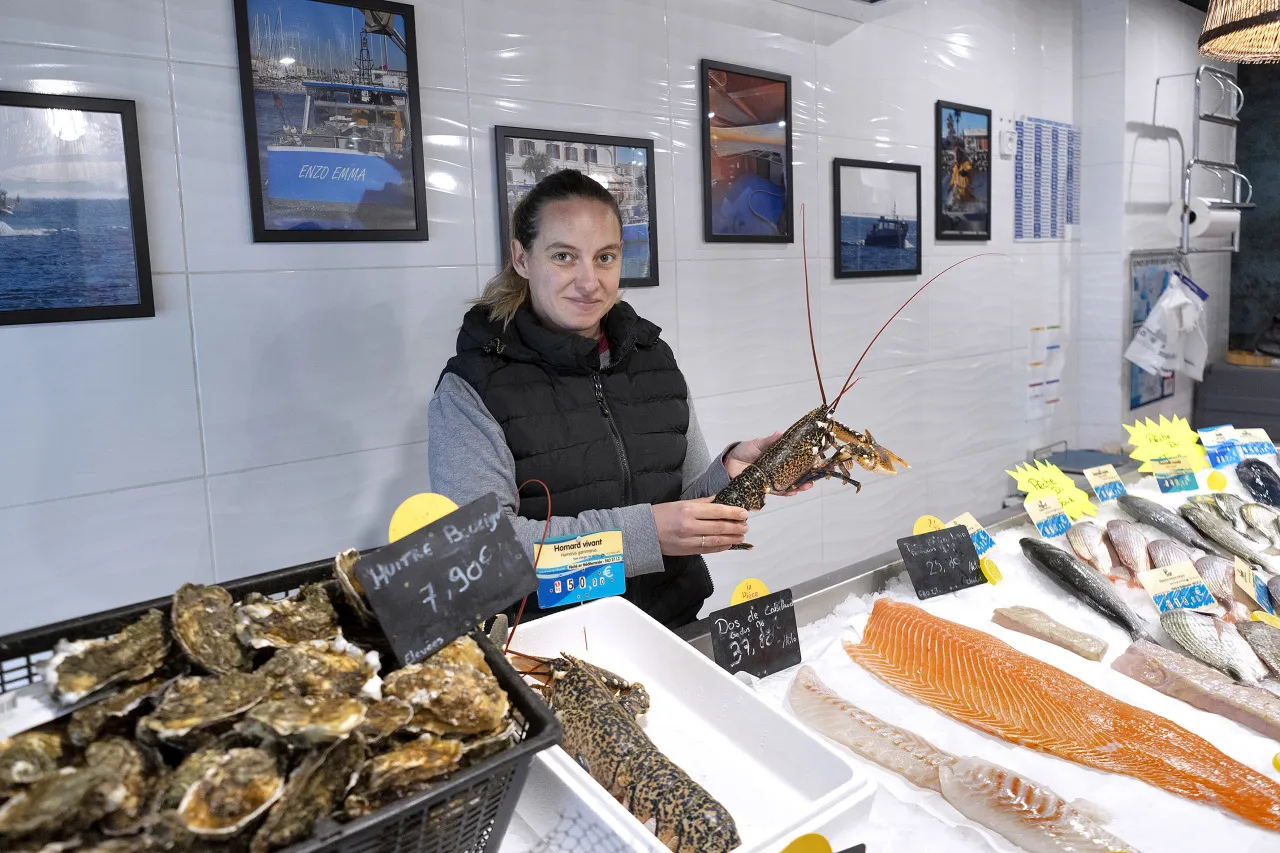 La poissonnerie du bateau Enzo Emma : des poissons frais sur le port de ...